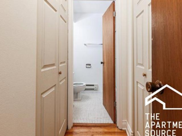 Studio, 1 bath, Condo 660 West Wrightwood Ave