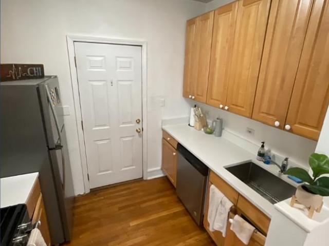 Studio, 1 bath, Condo 679 5 W Wrightwood Avenue