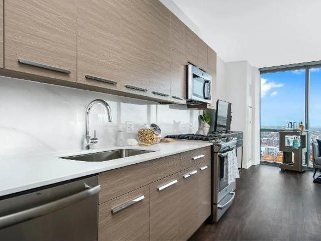 Studio, 1 bath, Condo 743 W Madison