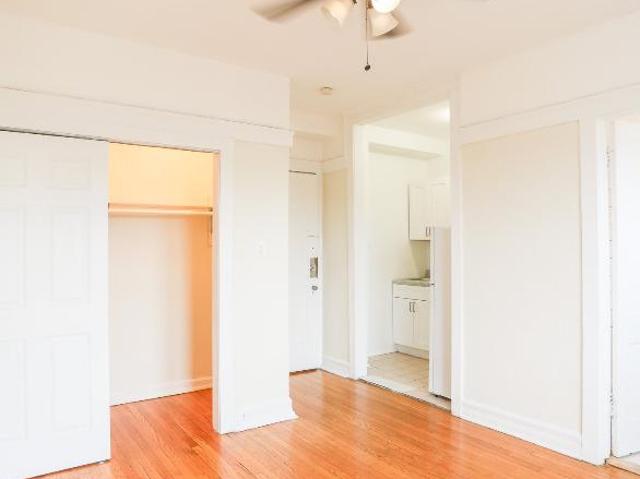 Studio, 1 bath, Condo 7455 N Greenview