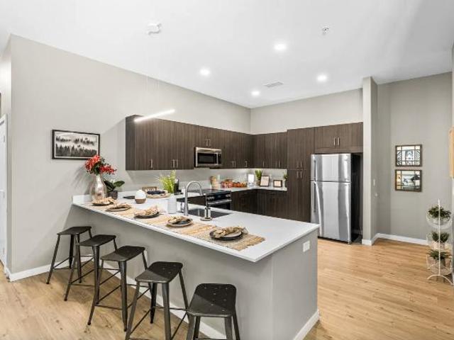 Studio, 1 bath, Condo 775 W Lake St