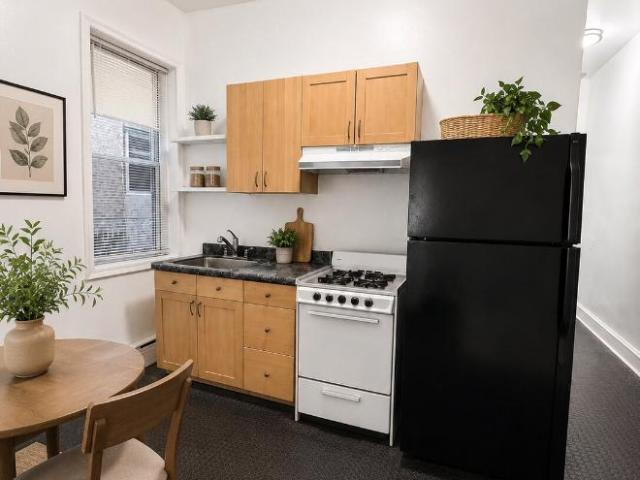 Studio, 1 bath, Condo 7020 Woodland Ave