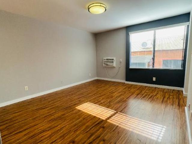Studio, 1 bath, Condo 7044 Hawthorn Ave 214