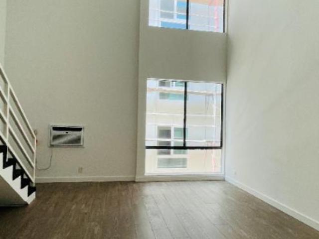 Studio, 1 bath, Condo 7044 Hawthorn Ave
