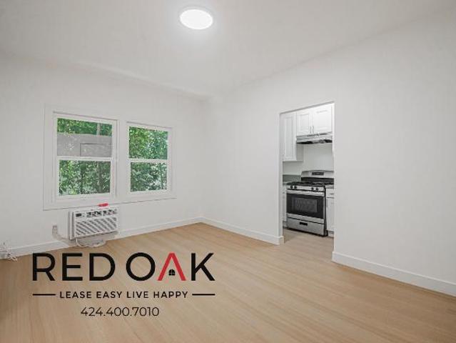 Studio, 1 bath, Condo 719 N Heliotrope Dr