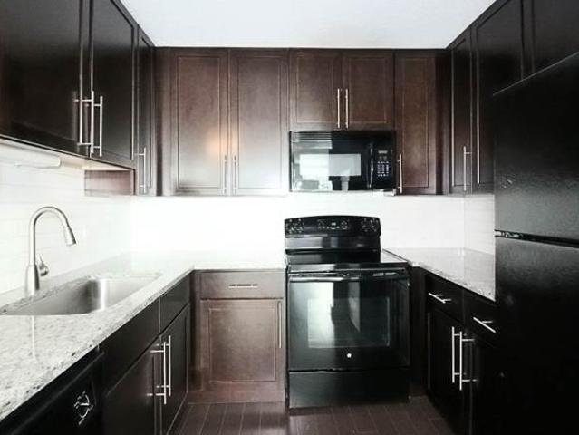 Studio, 1 bath, Condo 99 W Huron St