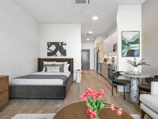 Studio, 1 bath, Condo 99 W Illinois St