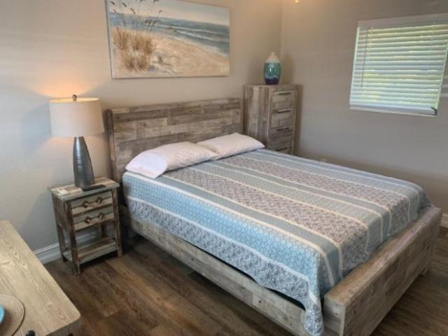 Studio, 1 bath, Single Family 2135 Northeast Dixie Highway