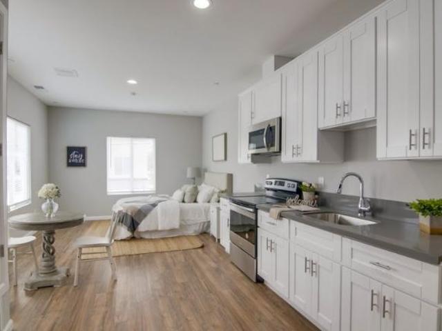 Studio, 1 bath, Single Family 532 1/2 Cesar E Chavez Pkwy