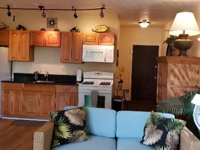 Studio, 1 bath, Townhouse/Brownstone/RowHouse 355 Kalanianaole Ave