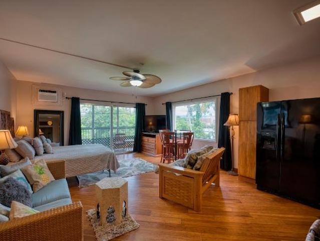 Studio, 1 bath, Townhouse/Brownstone/RowHouse 355 Kalanianaole Avenue #333
