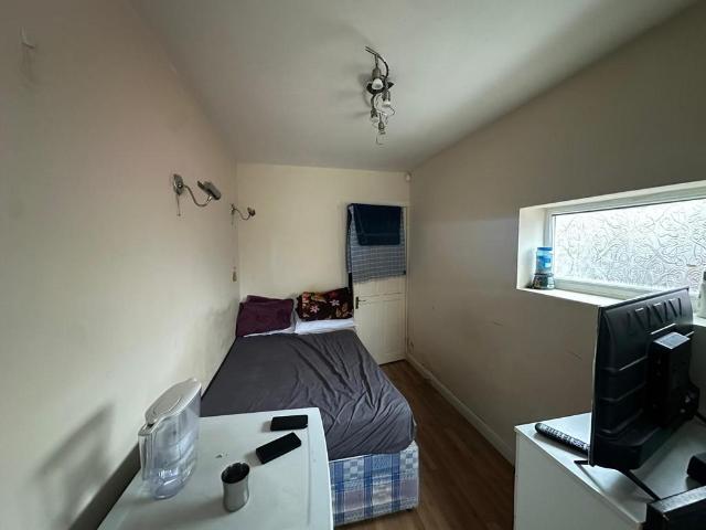 Studio 1, Shaftesbury Avenue, South. Studio to rent £1,000 pcm £231 pw