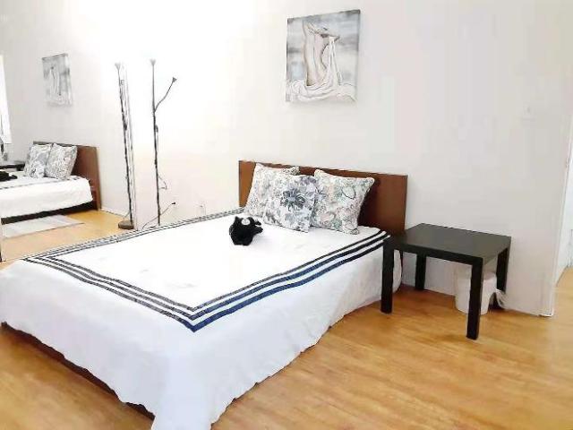 Studio, 2 bath, Townhouse/Brownstone/RowHouse 1620 S Bentley Ave