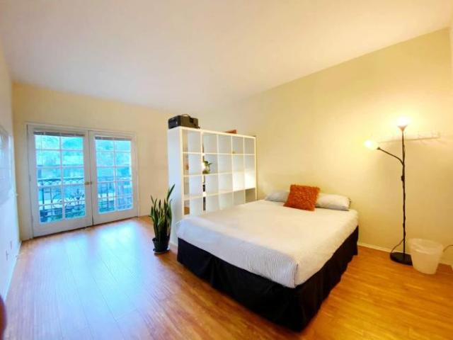 Studio, 2 bath, Townhouse/Brownstone/RowHouse 1620 S Bentley Ave