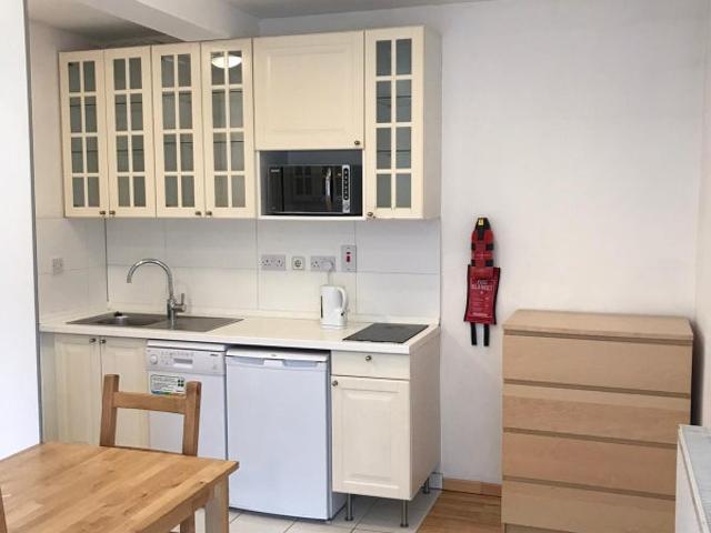 Studio 2 mins walk to woddgreen Tub, north london