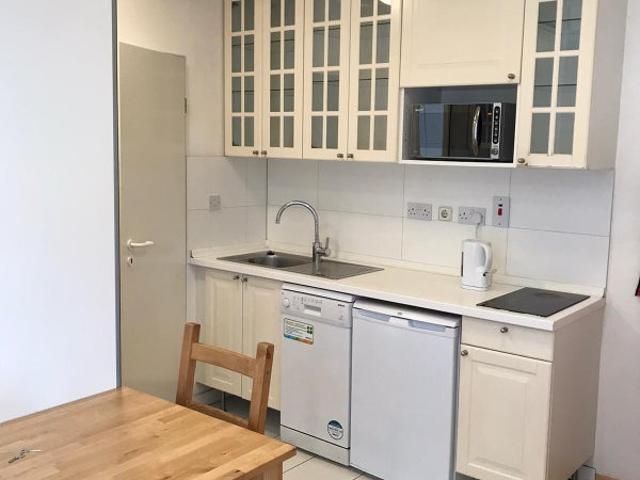 Studio 2 mins walk to woddgreen Tub, north london