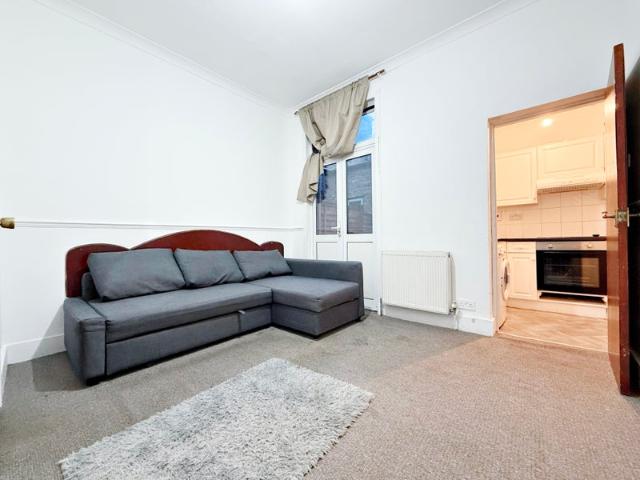 Studio 5 Minutes Walk to Hounslow Central Station