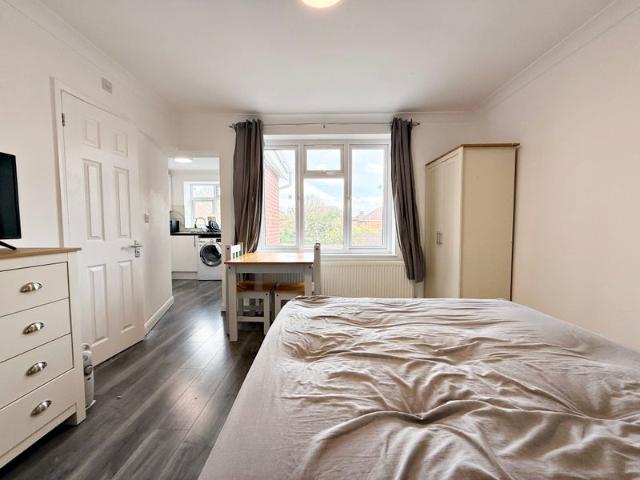 Studio 5 Mins Walk to Hounslow East Station