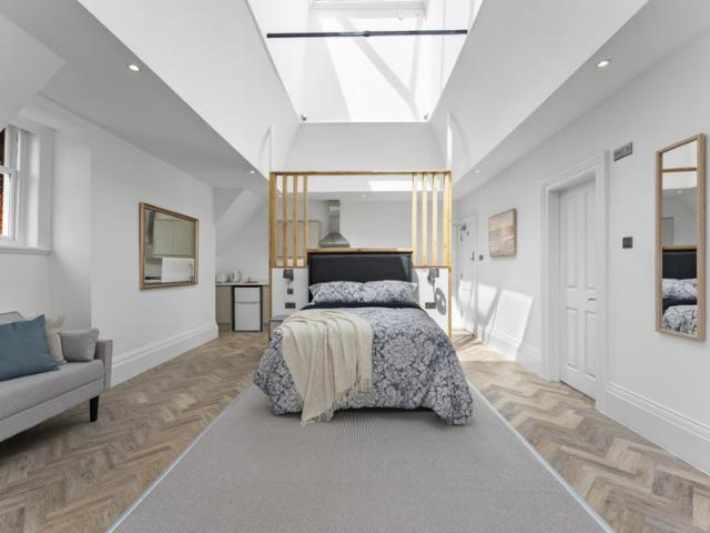 Studio *couples welcome*Bills Included & furnished