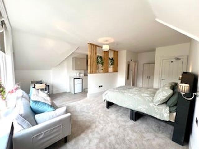 Studio *couples welcome*Bills Included & furnished