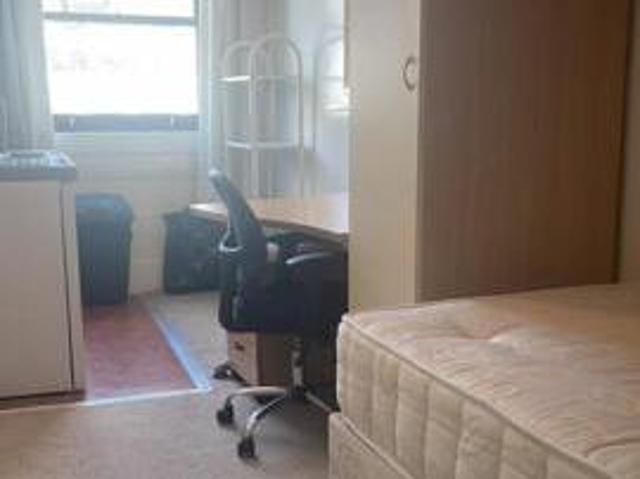 Studio, Collingham Road, Studio Flat For