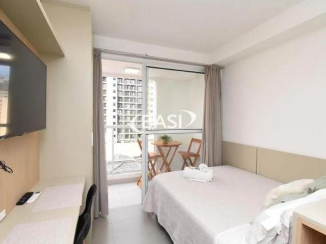 STUDIO COM SACADA, VISTA DEFINIDA SEMI MOBILIADO A VENDA NO CENTRO