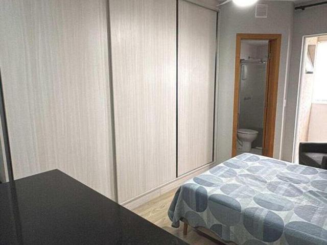 Studio com sacada à venda, prédio com piscina no centro de Curitiba, ao lado da FAE e do HC