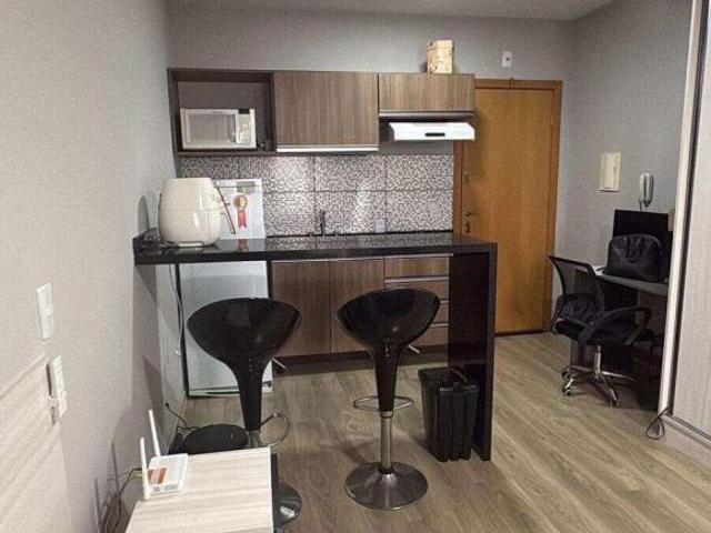 Studio com sacada à venda, prédio com piscina no centro de Curitiba, ao lado da FAE e do HC
