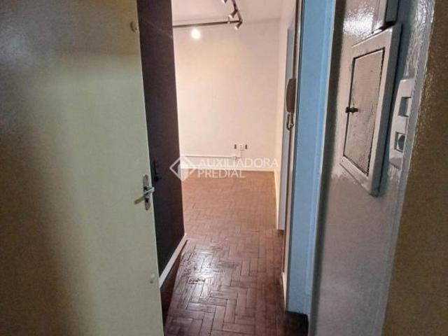Studio com sacada e área de serviço
