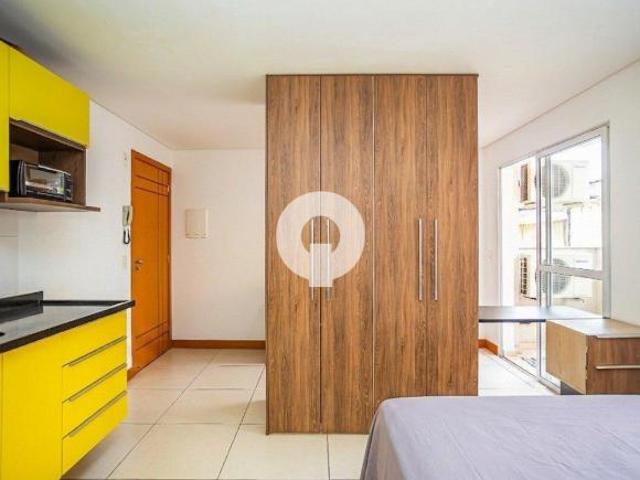 STUDIO COM SACADA E CHURRASQUEIRA NO CENTRO À VENDA