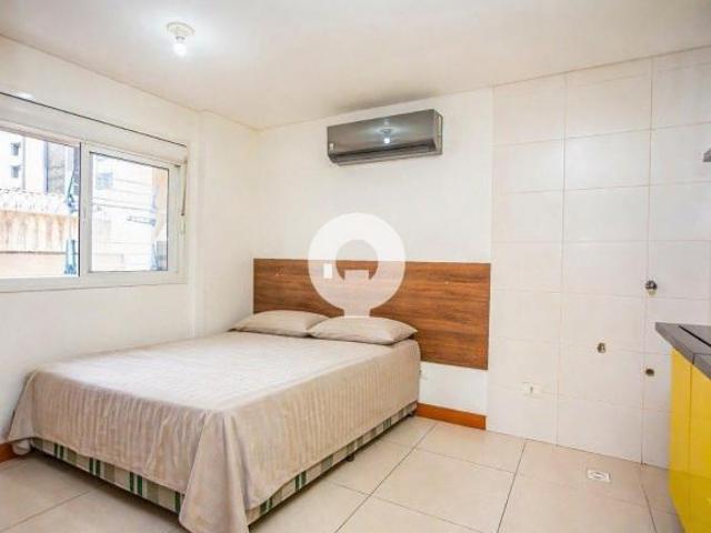 STUDIO COM SACADA E CHURRASQUEIRA NO CENTRO À VENDA