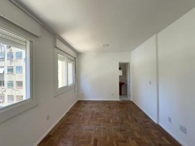 Studio com 28m² super bem iluminado, em ótima localização no Centro Histórico
