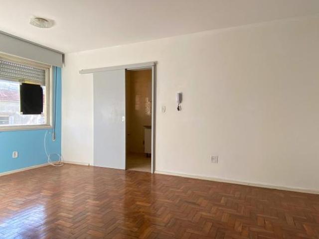 Studio com 28m² super bem iluminado, em ótima localização no Centro Histórico