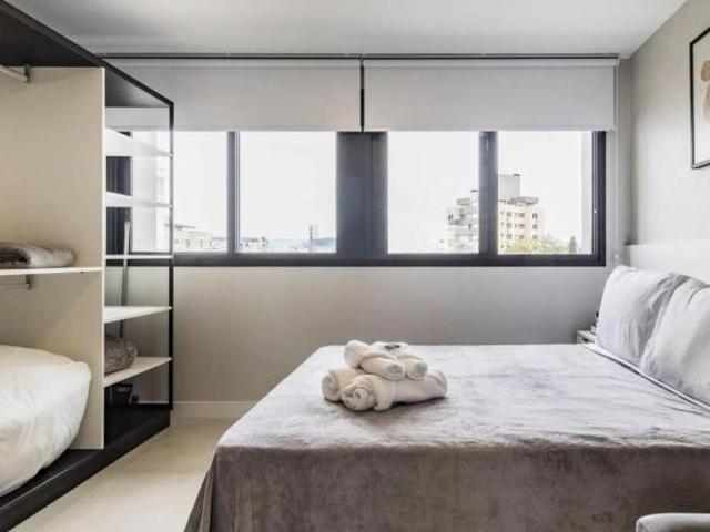 Studio completamente mobiliado e equipado, para comprar, localizado no GO Rio Br