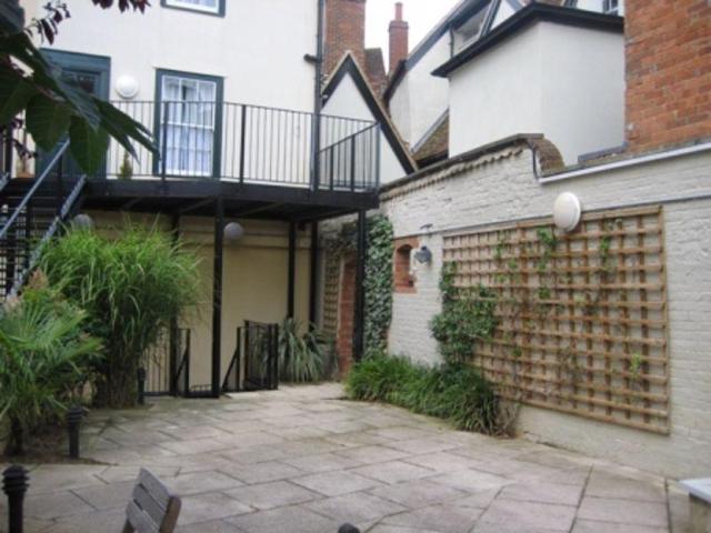 STUDIO, ABINGDON Studio to rent £1,050 pcm £242 pw