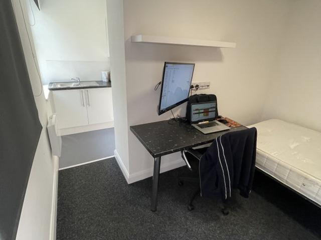 Studio all bills Inc 3 mins to UoL