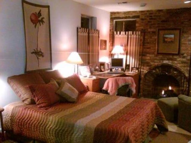 Studio apt sized master bedroom Cap Hill/E. Mkt