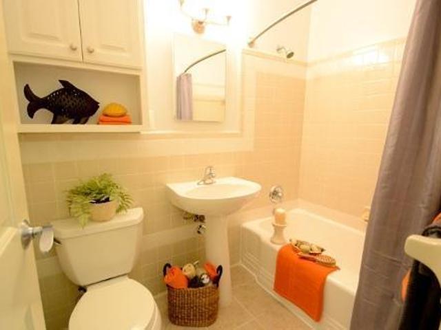 Studio Apartment at Pooks Hill Rd in, Bethesda, MD