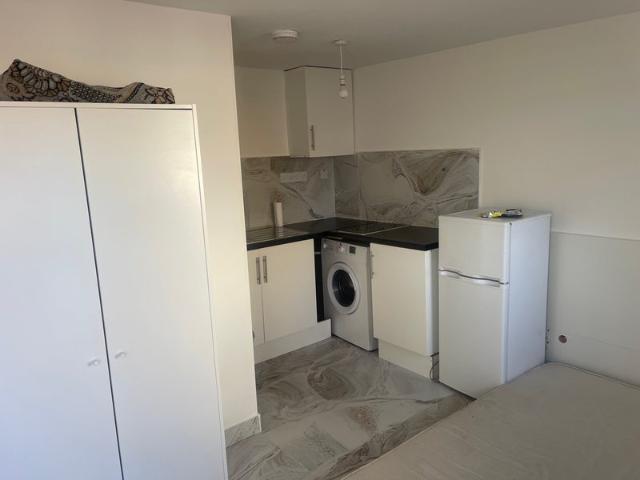 Studio Apartment Available in Hounslow west
