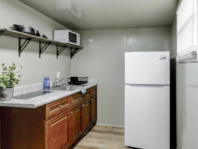 STUDIO APARTMENT BUS LINE 2 BLOCKS AWAY private b