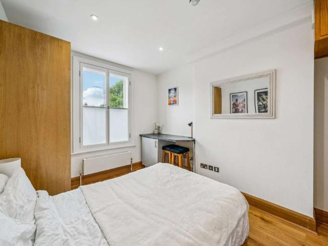 Studio apartment conveniently located near Richmond town centre and station