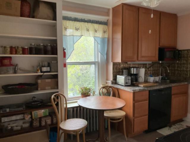 STUDIO APARTMENT Eat In Kitchen with Full Bath
