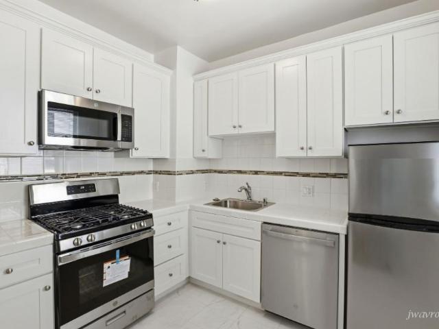 Studio Apartment for Rent at Sacramento Street & Larkin Street, San Francisco, CA 94109 Nob Hill