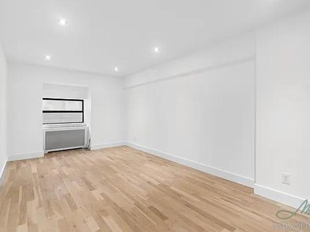 Studio Apartment for Rent at W 16th St #2H, New York, NY 10011 Flatiron District