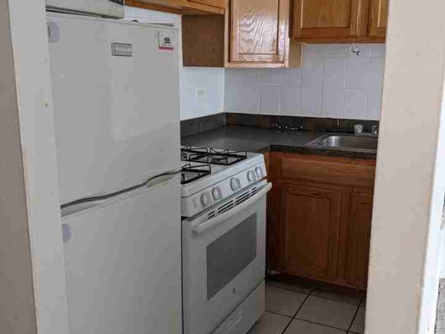 Studio Apartment for Rent at W Pratt Blvd & N Sheridan Rd, Chicago, IL 60626 Rogers Park