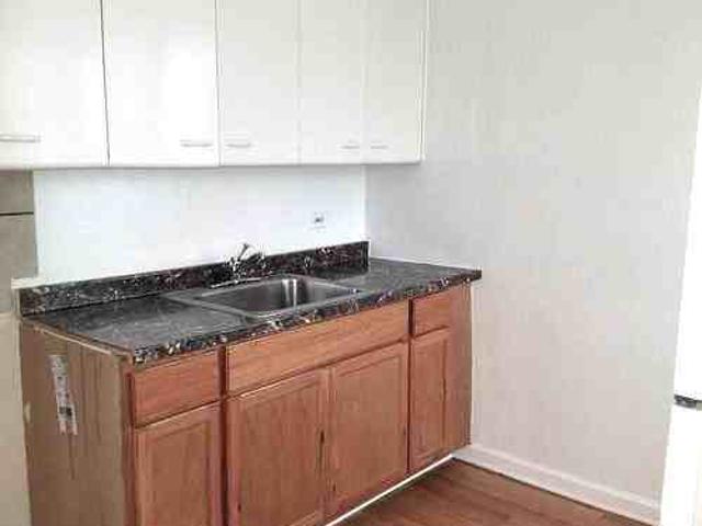 Studio Apartment for Rent at W Touhy Ave #0406, Chicago, IL 60626 Rogers Park
