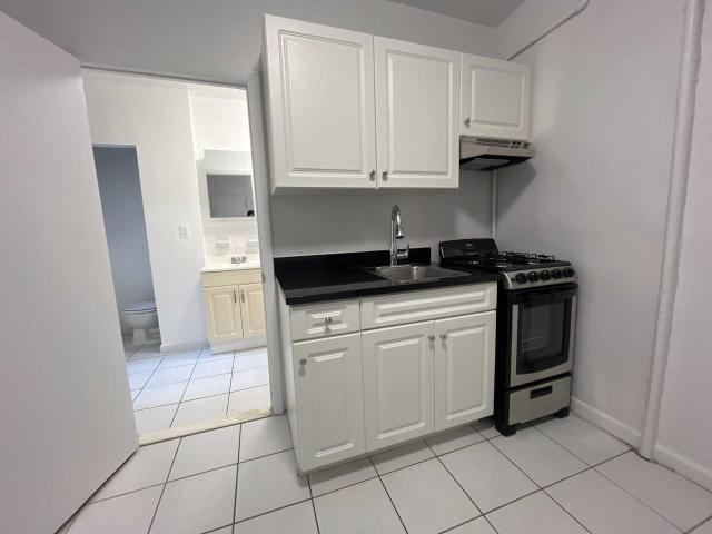 Studio Apartment for Rent at 1427 York Ave #4G, New York, NY 10021 Upper East Side