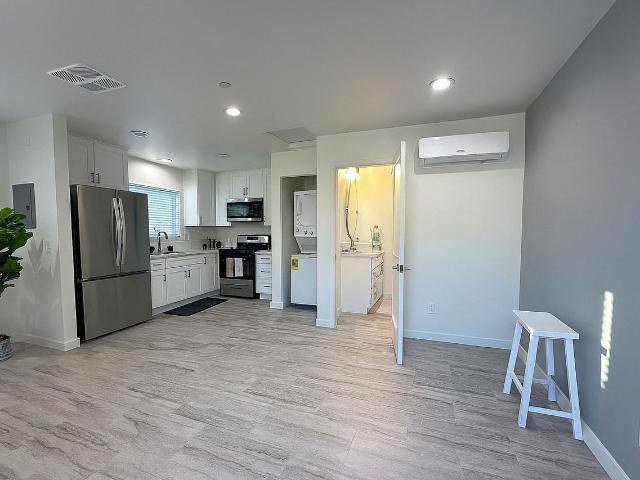 Studio Apartment for Rent at 1451 W Almond Ave #D, Orange, CA 92868