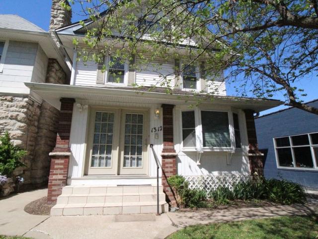 Studio Apartment for Rent at 1312 W 39th St #2, Kansas City, MO 64111 Volker