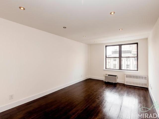 Studio Apartment for Rent at 255 W 14th St, New York, NY 10011 Chelsea